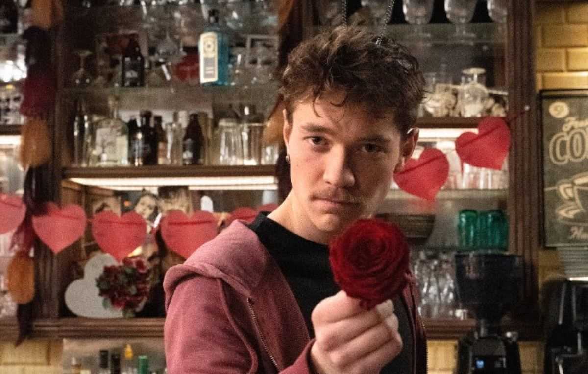 Bram Spooren uit ‘Thuis’ licht tipje van de sluier op over seizoensfinale: “Het wordt sneu ...